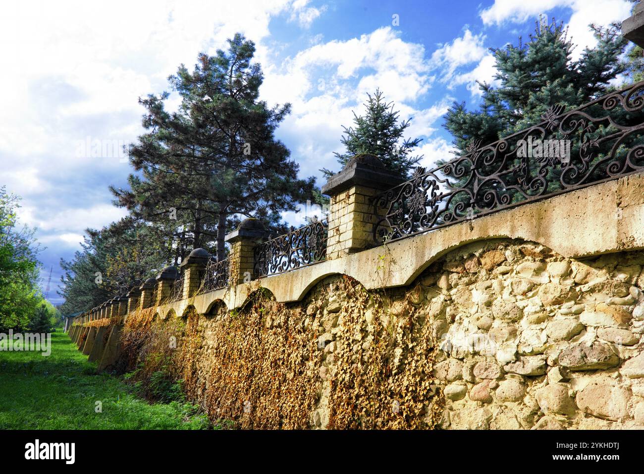 Ruins long wall medieval hi-res stock photography and images - Alamy