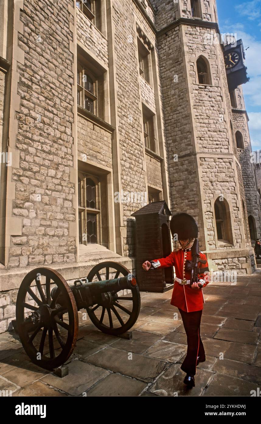 COLDSTREAM GUARD Tower of London Jewel House ceremonial guard marching ...