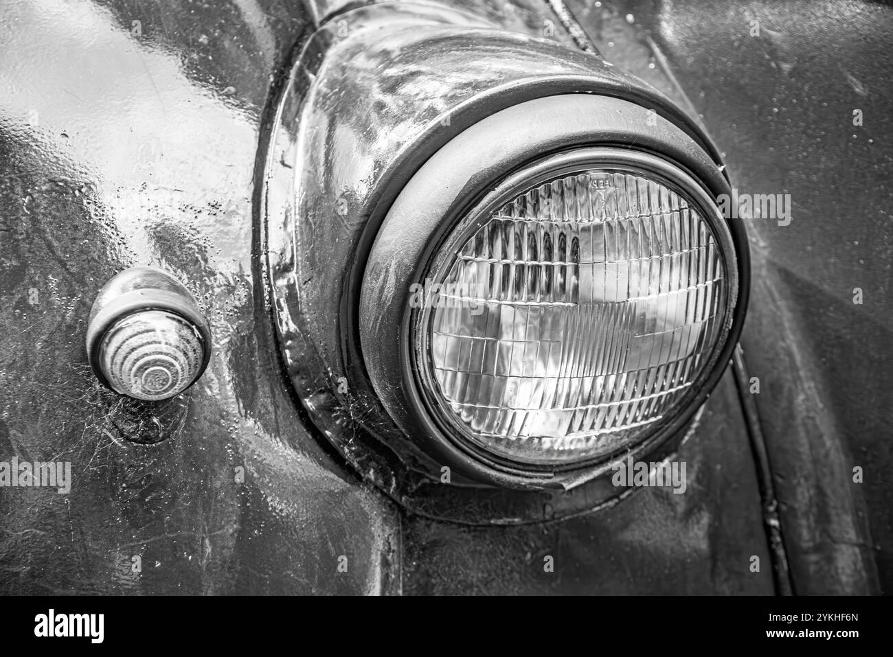 Round headlight of an old retro car Stock Photo - Alamy