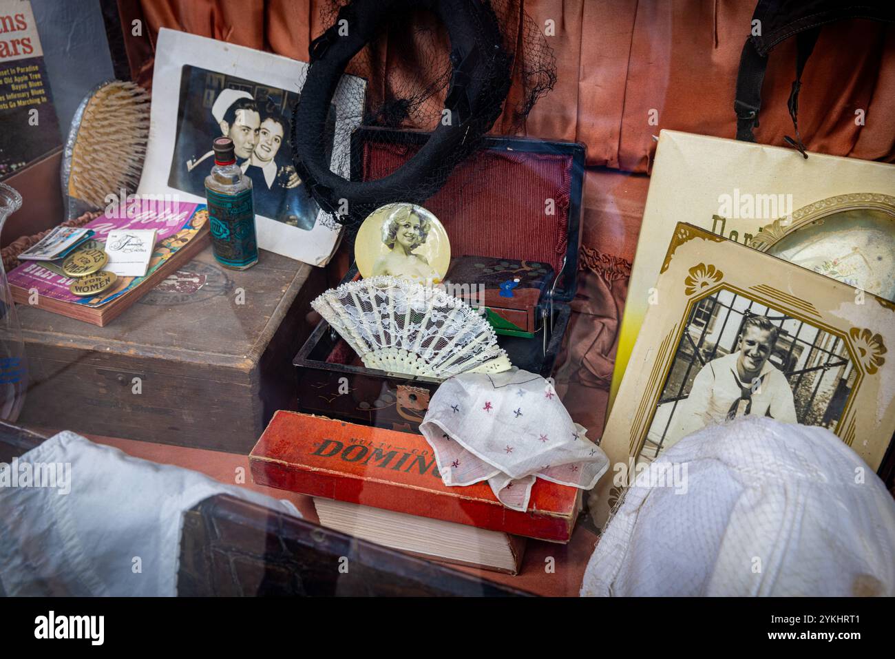 Items in store window hi-res stock photography and images - Alamy