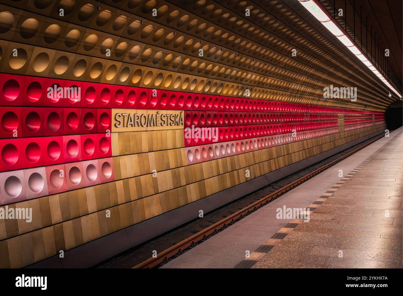Sleek red metro hi-res stock photography and images - Alamy