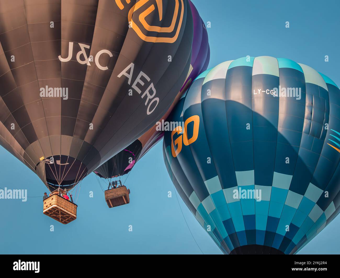 Colorful hot air balloons in the sky hi-res stock photography and ...