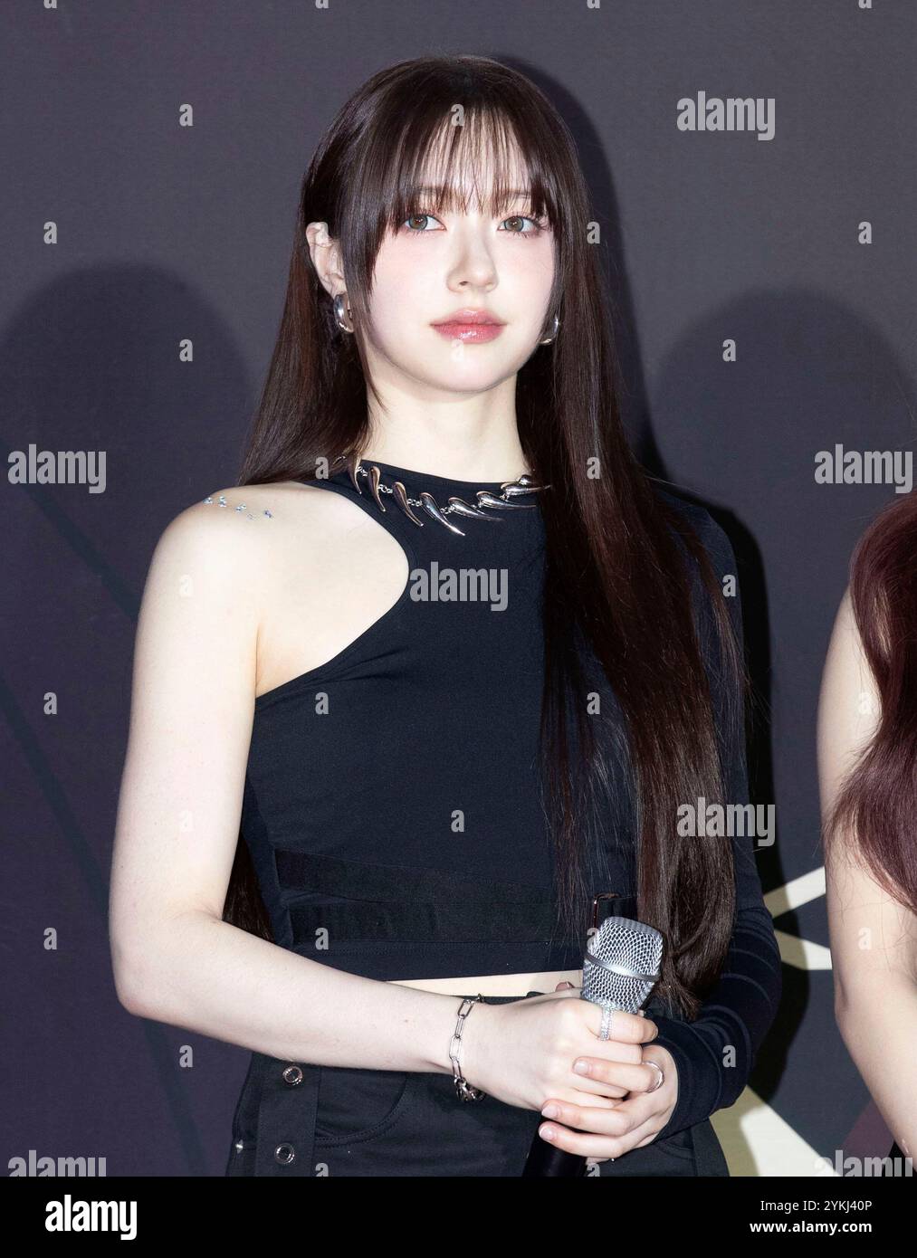 Incheon, South Korea. 17th Nov, 2024. (R to L) Hana, Athena from ...