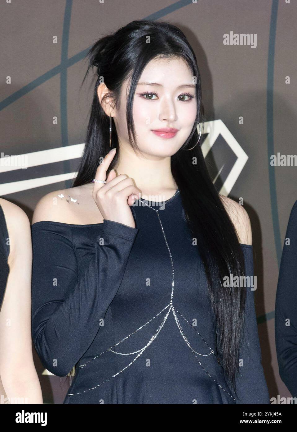 Incheon, South Korea. 17th Nov, 2024. (R to L) Hana, Athena from ...