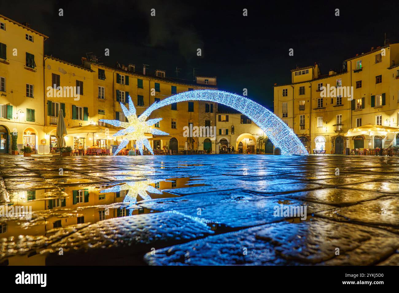 view of the Amphitheatre square in Lucca at night Stock Photo - Alamy