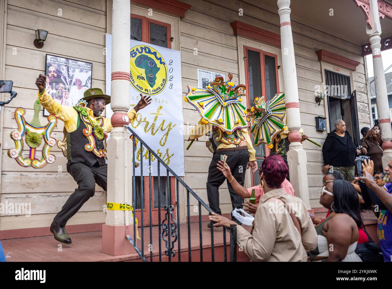 Crowd dancing during new hi-res stock photography and images - Alamy