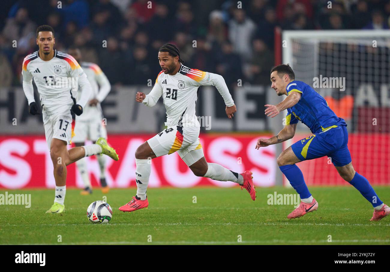 Serge Gnabry, DFB 20 compete for the ball, tackling, duel, header ...