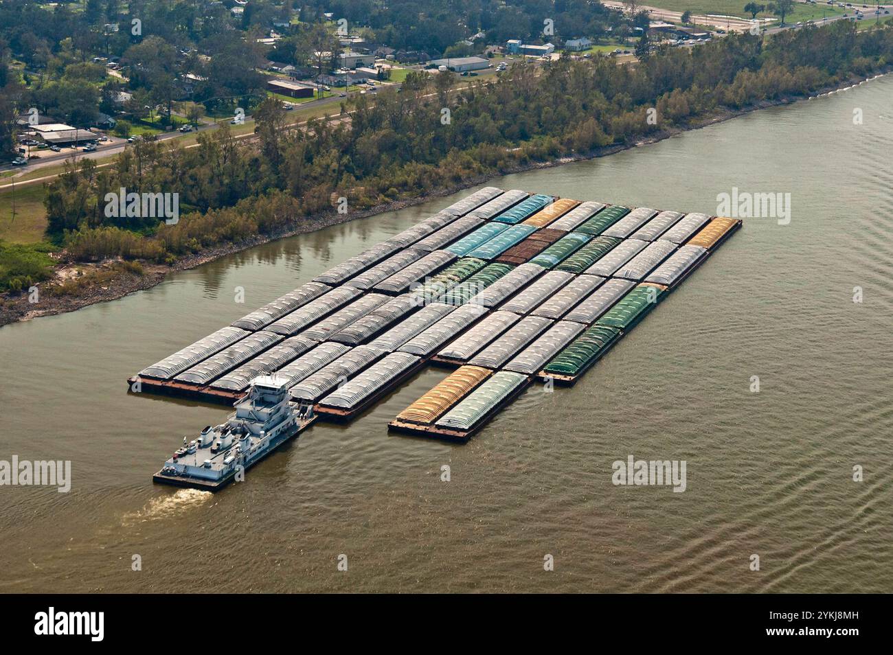 Barge and ship traffic transporting export cargo on the Mississippi ...