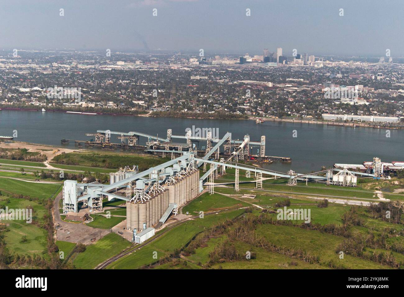 Barge and ship traffic transporting export cargo on the Mississippi ...