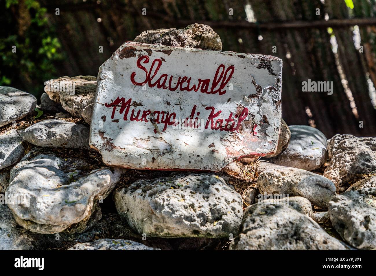 Sign with the inscription Slave Wall in the Kas di pal'i maishi ...