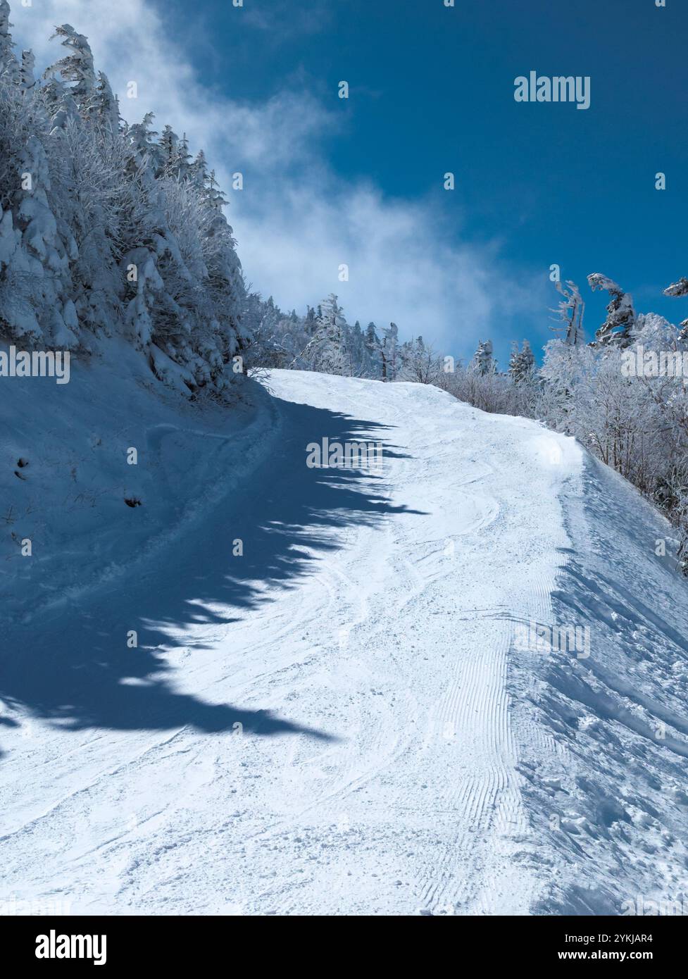 Snowing slope hi-res stock photography and images - Alamy