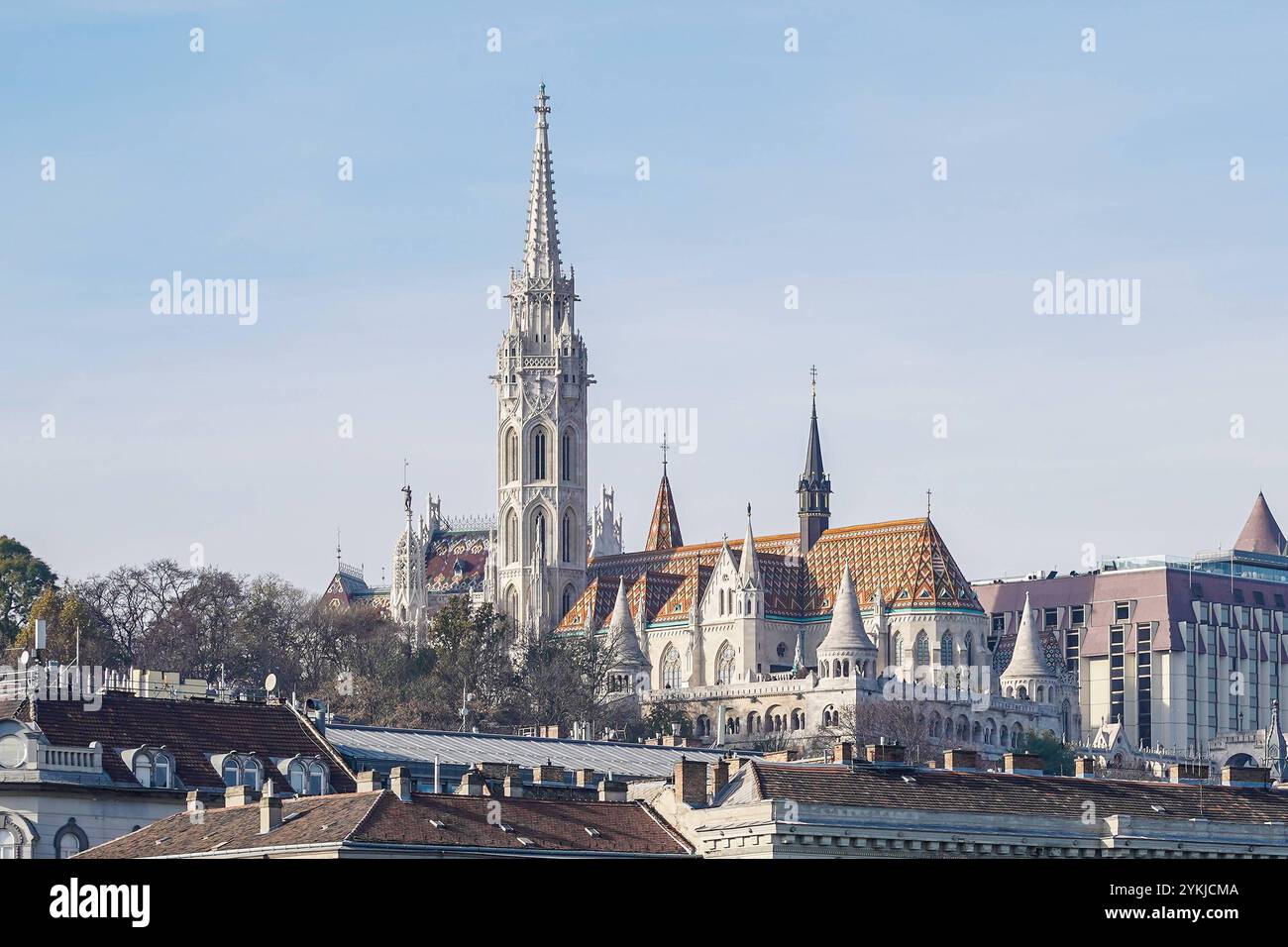 Blick auf die Matthiaskirche und Fischerbastei - Budapest 18.11.2024 ...