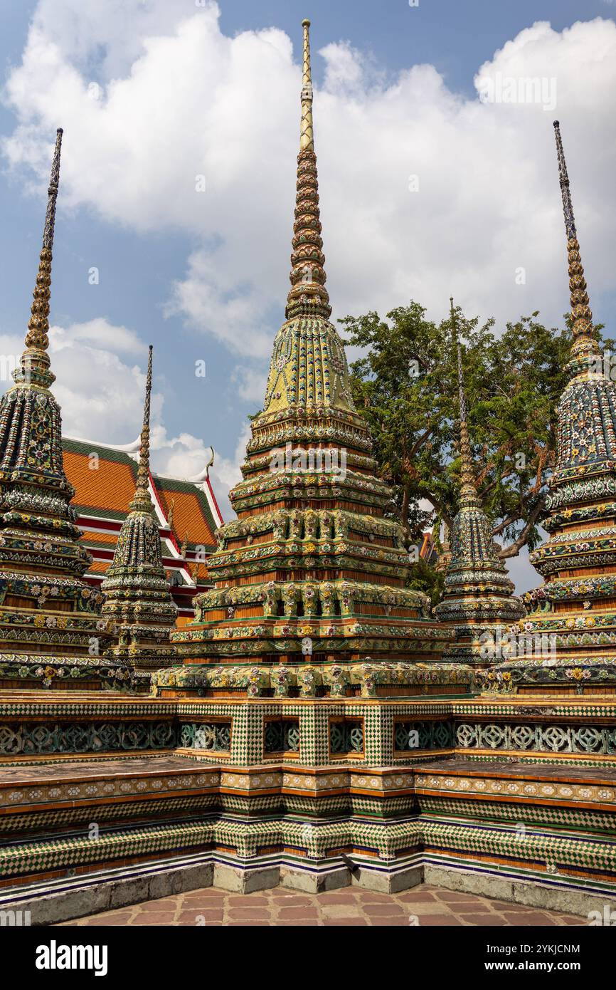 Der Wat Pho-Tempel in Bangkok, bekannt für seine beeindruckende ...