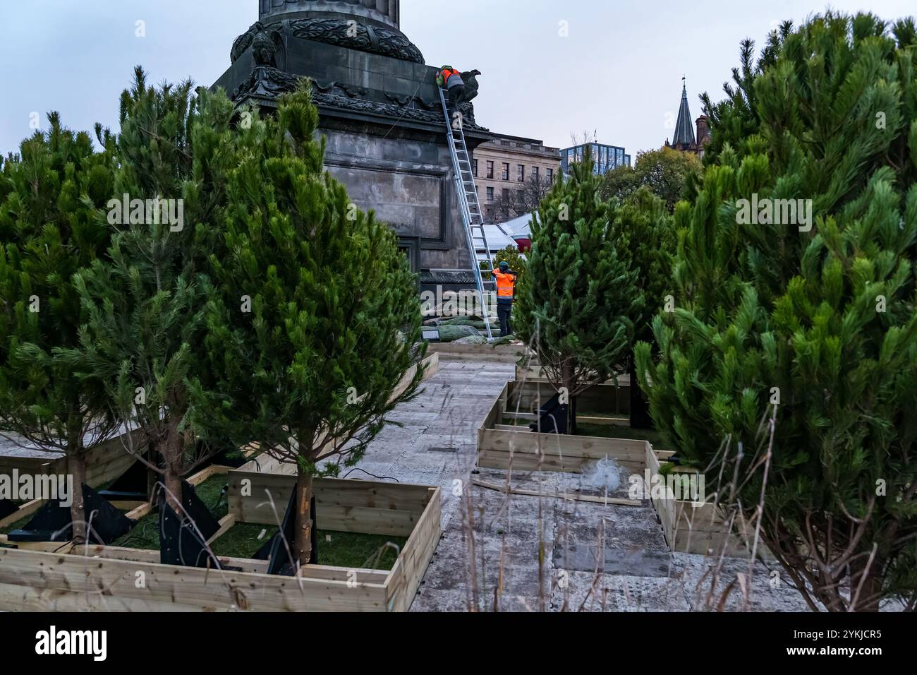 Edinburgh christmas market 2024 hi-res stock photography and images - Alamy
