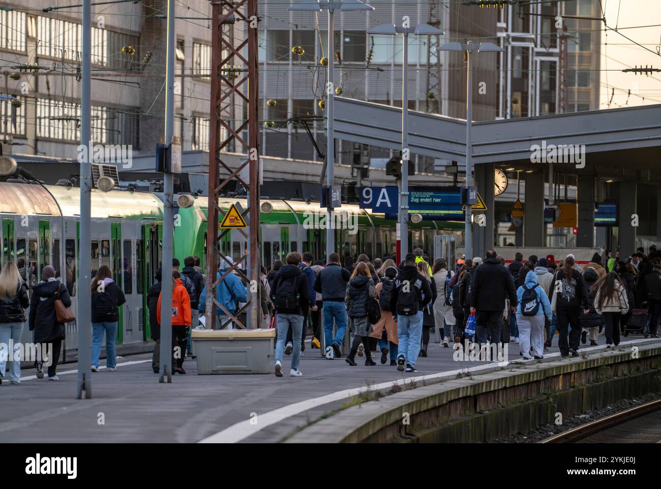 Essen central station, passengers leaving a suburban train, NRW ...