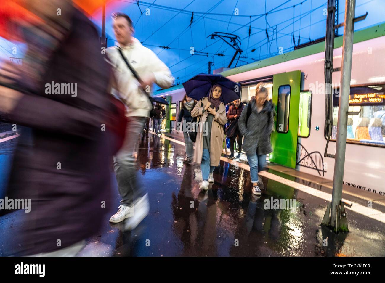 Passengers leaving a train hi-res stock photography and images - Alamy