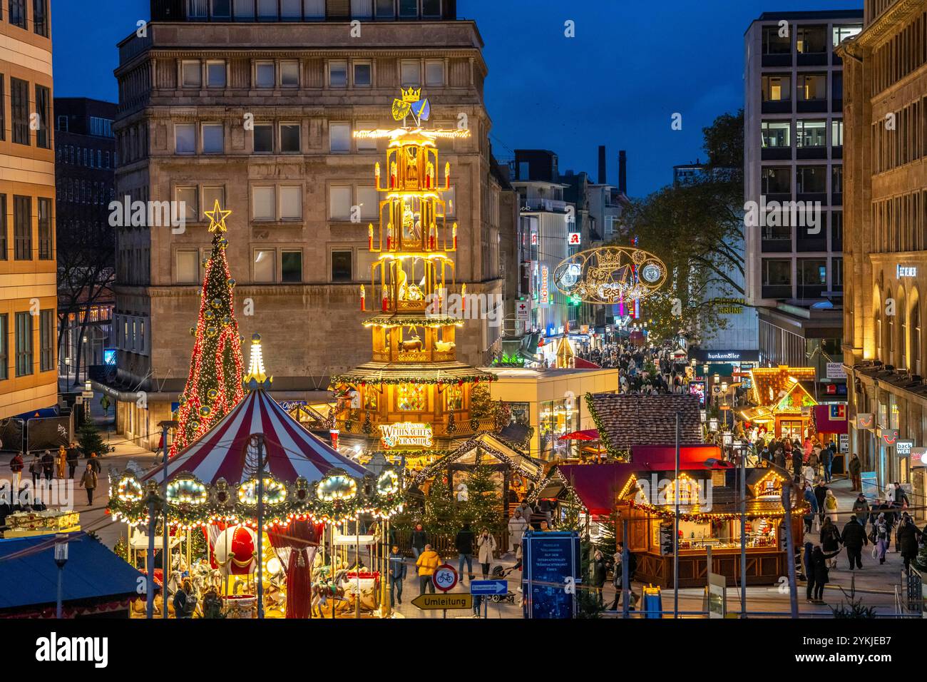Pre-Christmas season, Christmas market in the city center of Essen ...