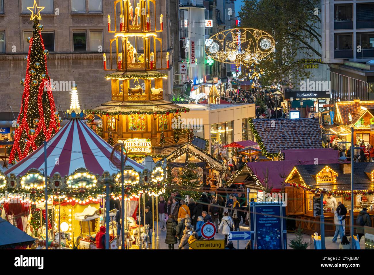 Pre-Christmas season, Christmas market in the city center of Essen ...