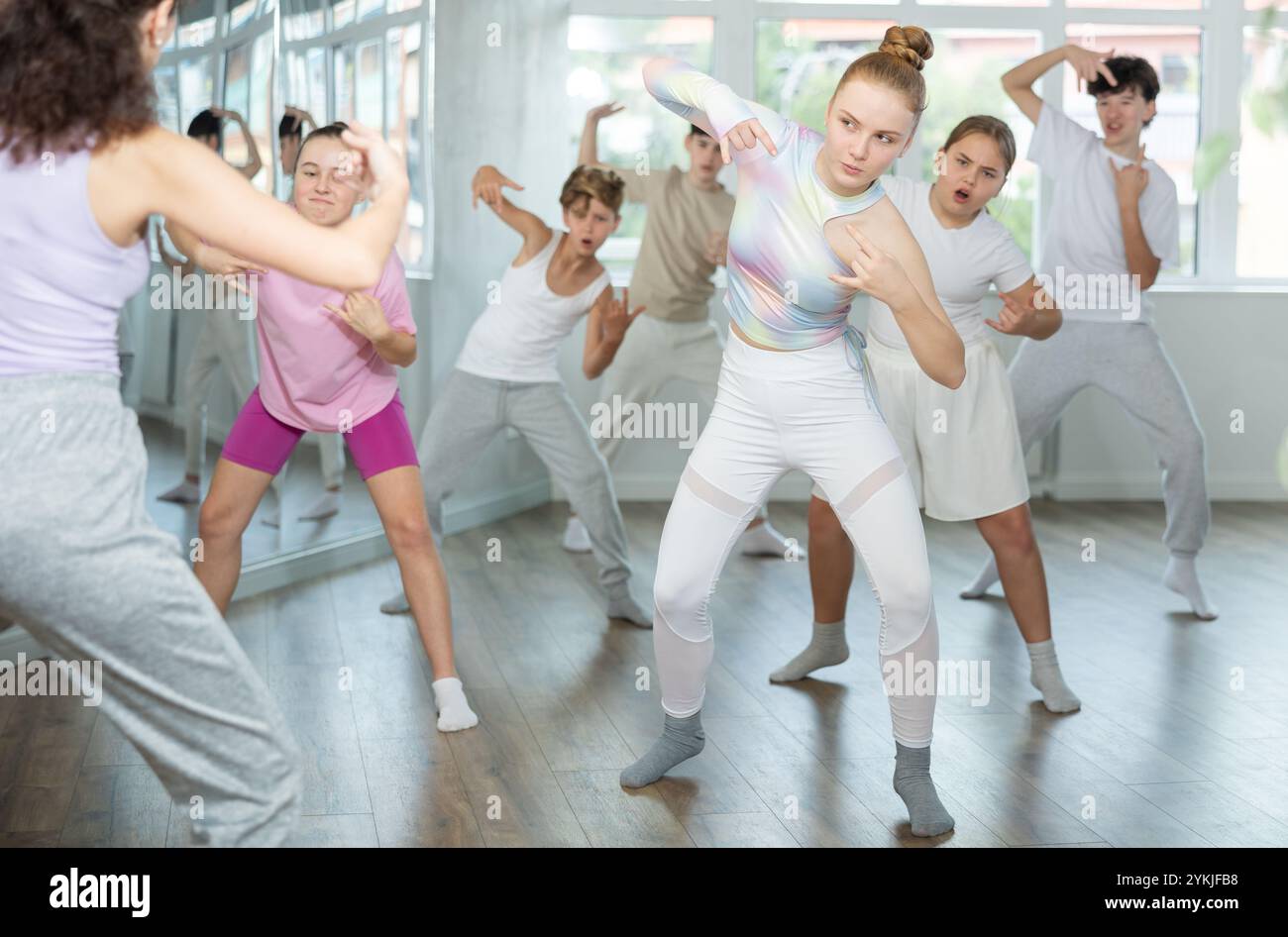 Dancing teen boy breakdance hi-res stock photography and images - Alamy