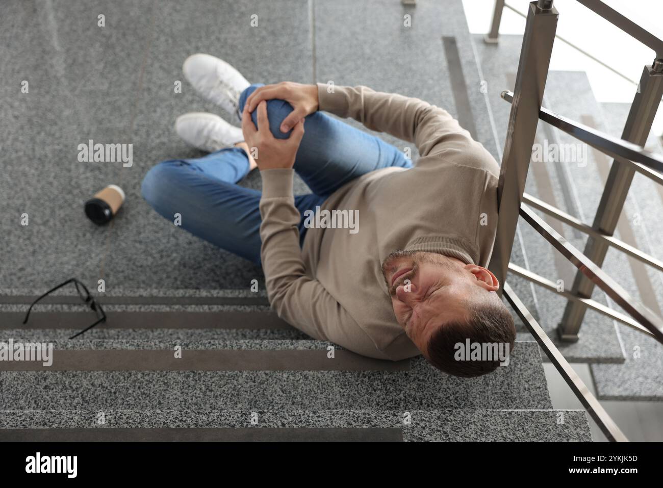 Knee pain stairs hi-res stock photography and images - Alamy