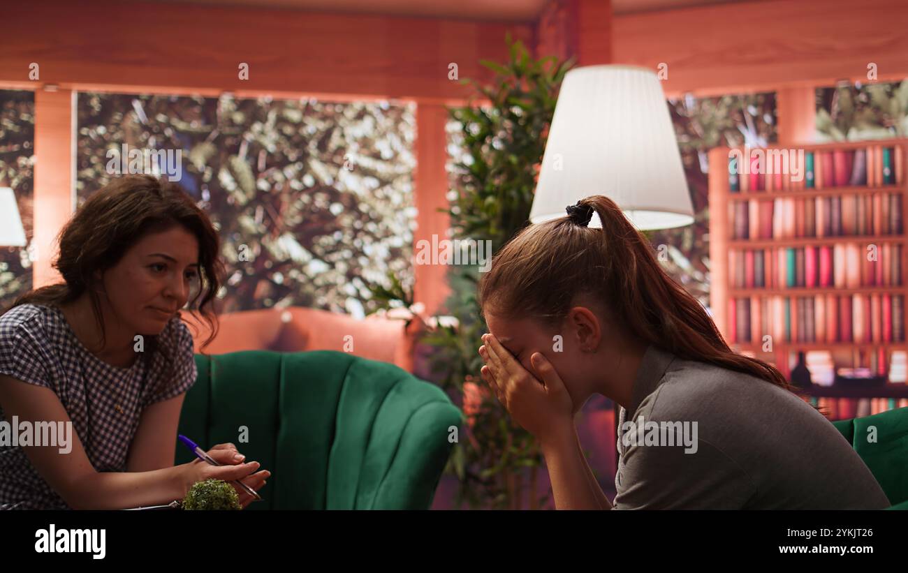 Teen girl in behavioral therapy hi-res stock photography and images - Alamy