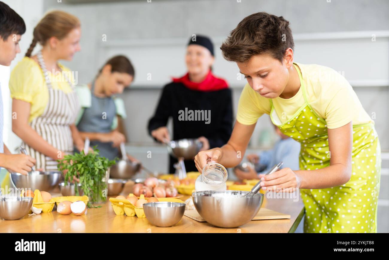 Teen boy cooking class hi-res stock photography and images - Alamy