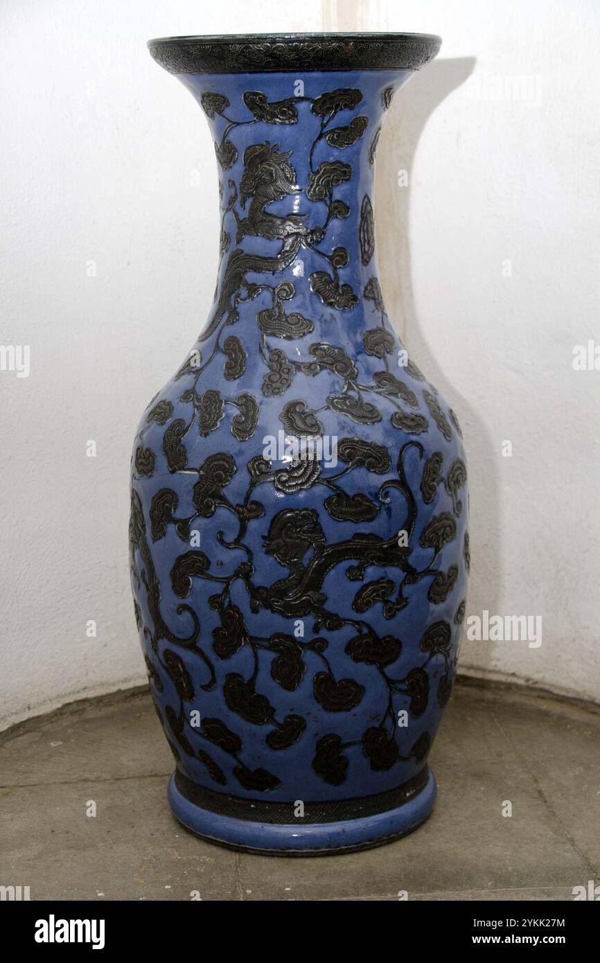 Blue Chinese Vase Stock Photo - Alamy