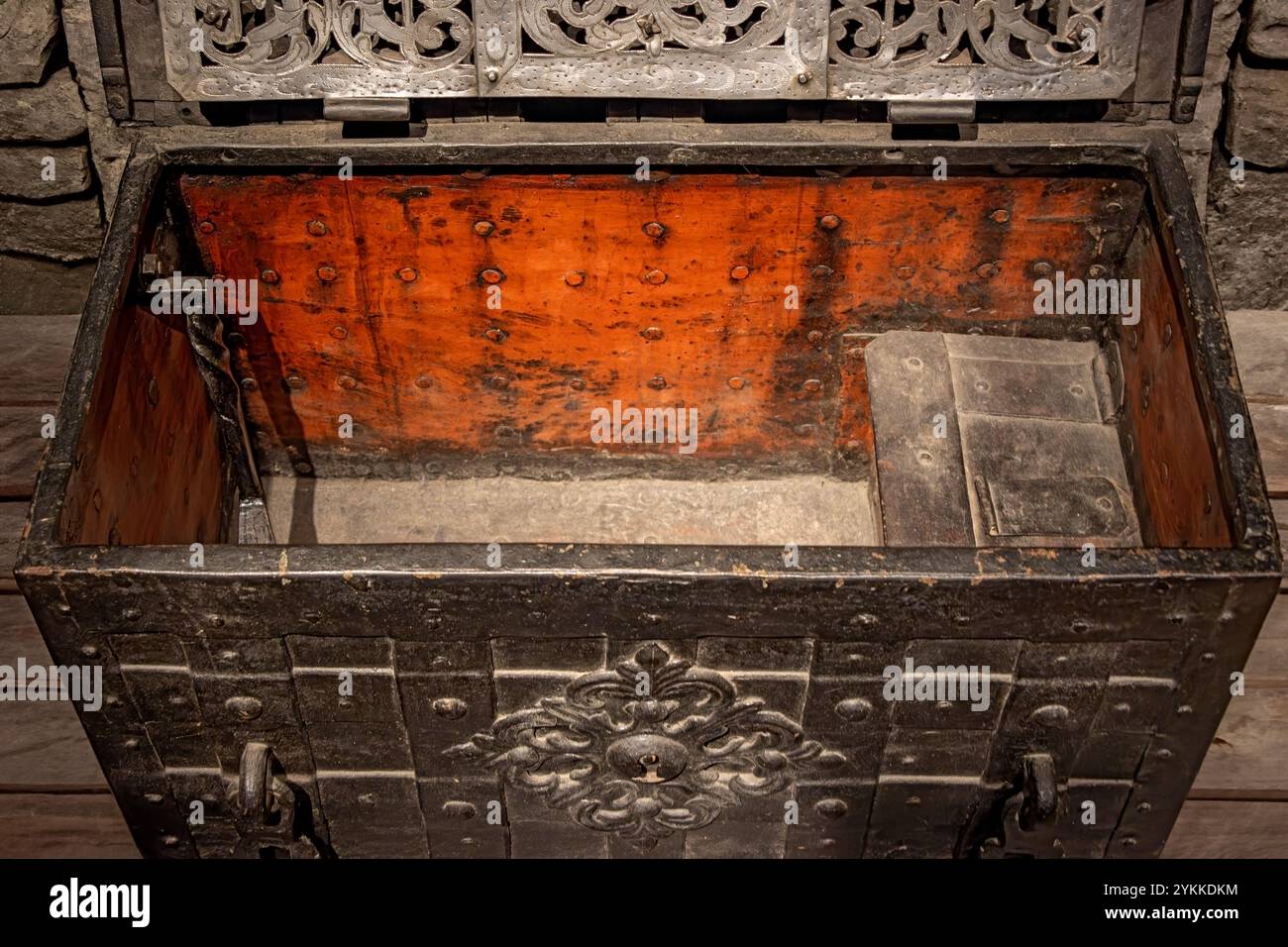 Empty treasure chest hi-res stock photography and images - Alamy