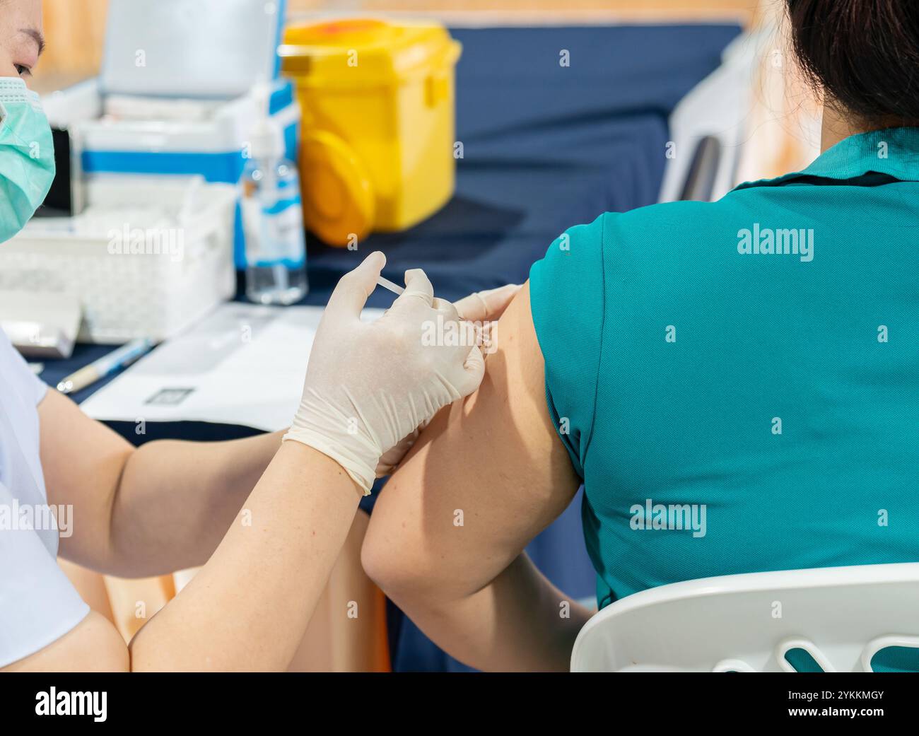 Woman getting an injection in her shoulder at hospital Stock Photo - Alamy