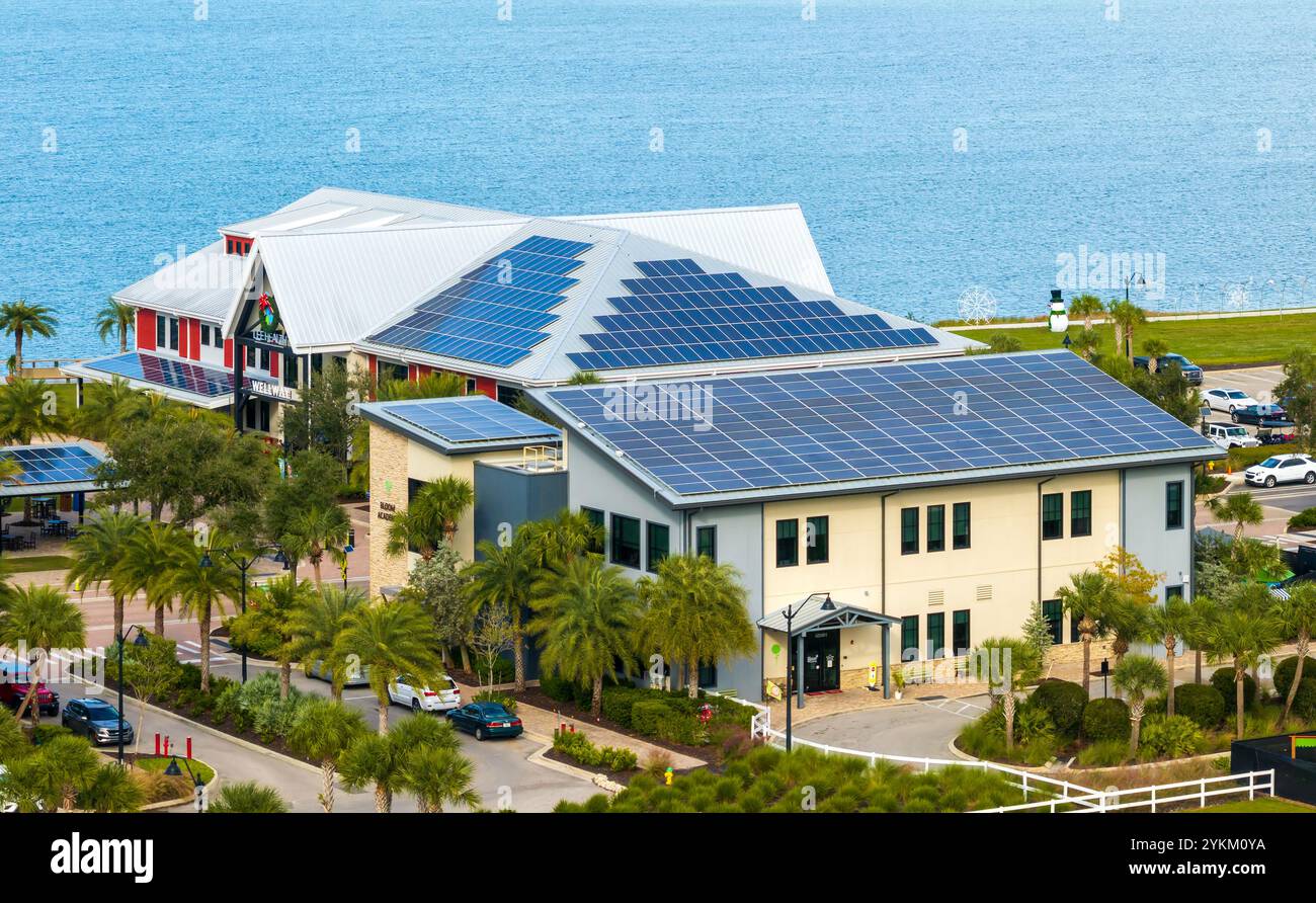 Photovoltaic panels on solar rooftops of Florida commercial buildings ...