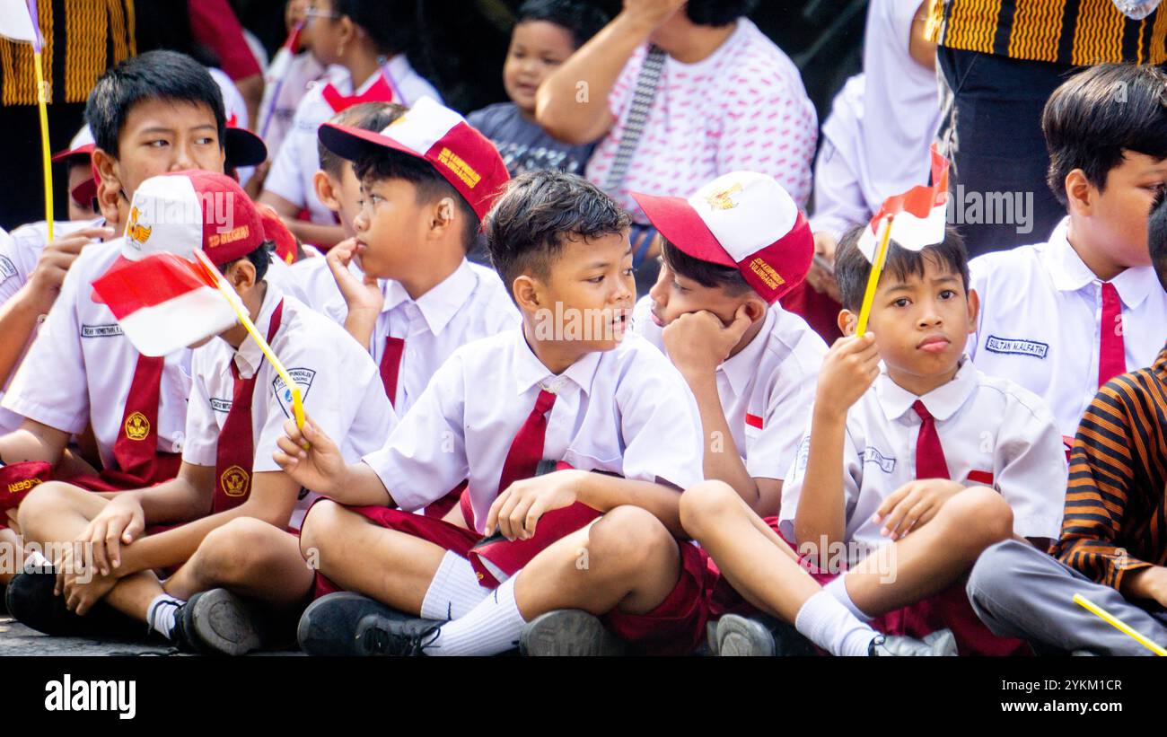 Indonesian elementary school students with uniform bring indonesian ...