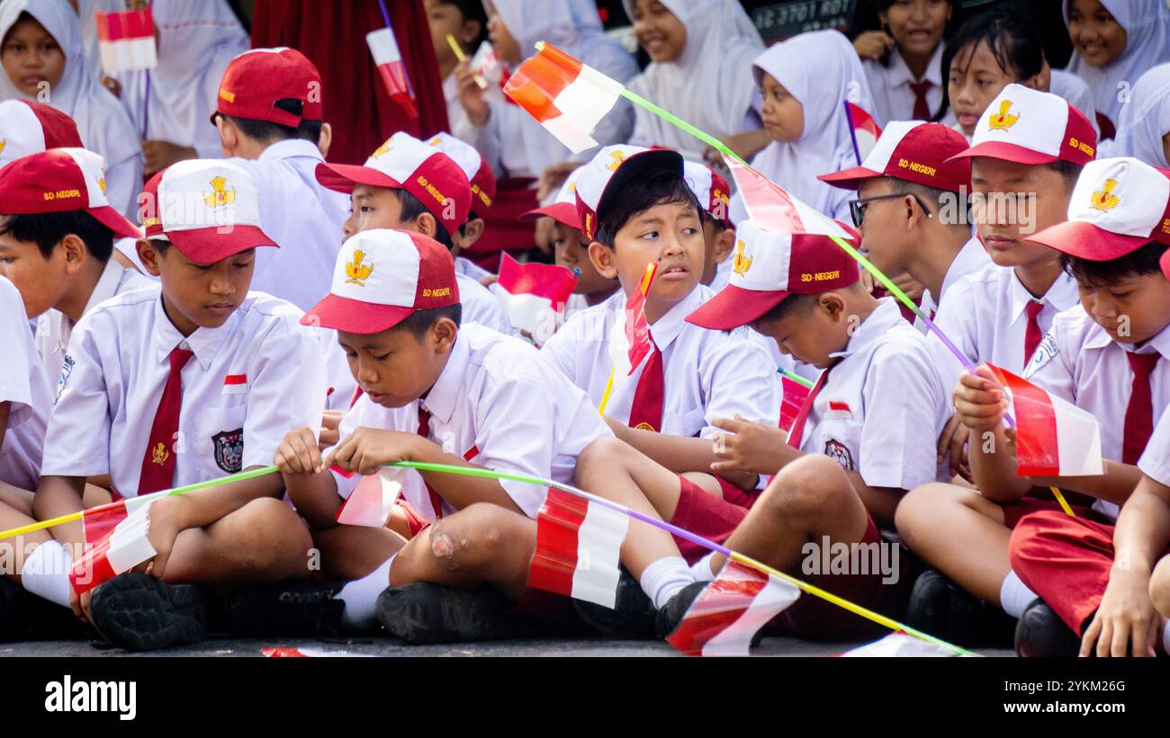 Indonesian elementary school students with uniform bring indonesian ...