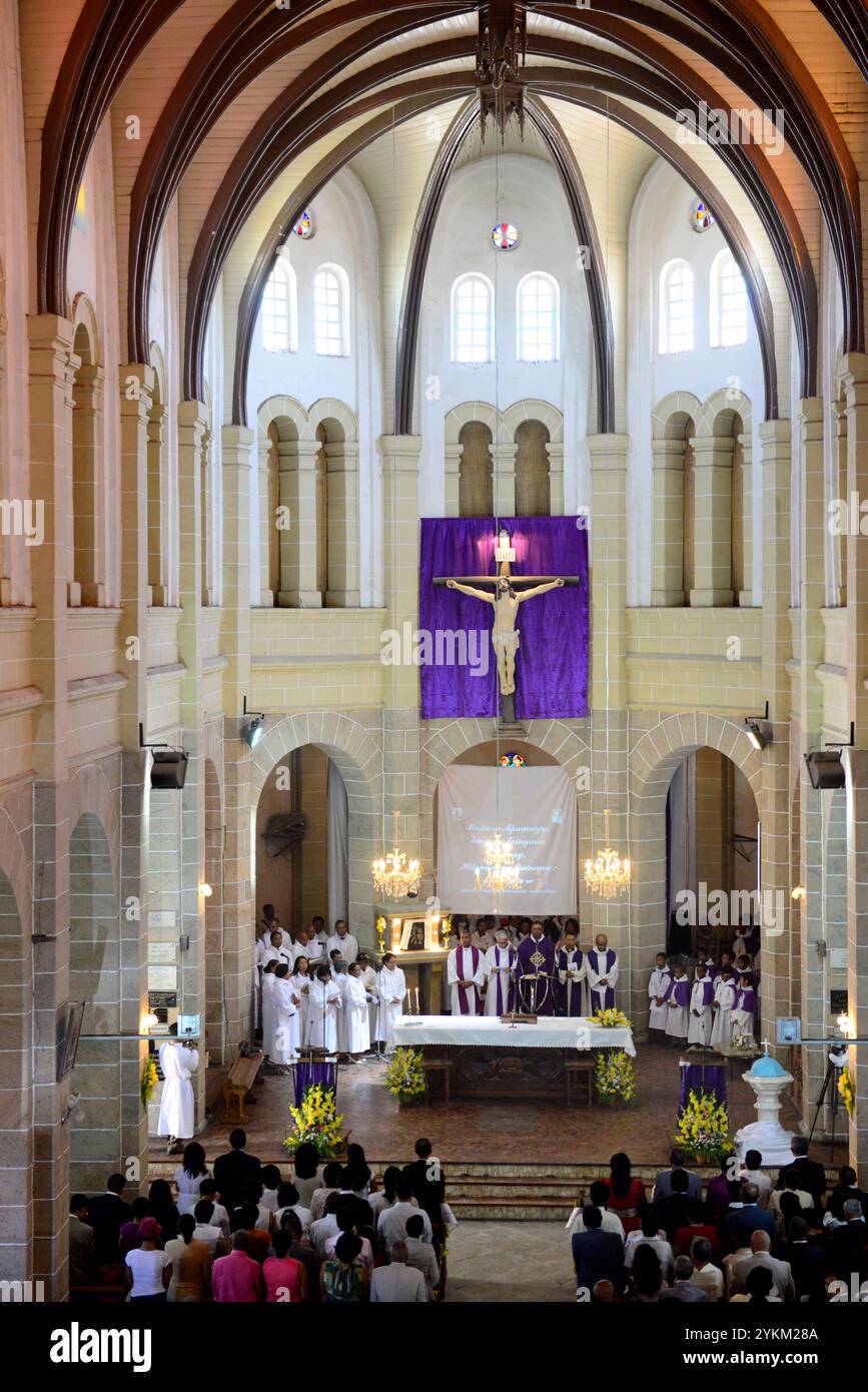 Prayers at the FJKM Avaratr'Andohalo church ( Jesuits ) in Antananarivo ...