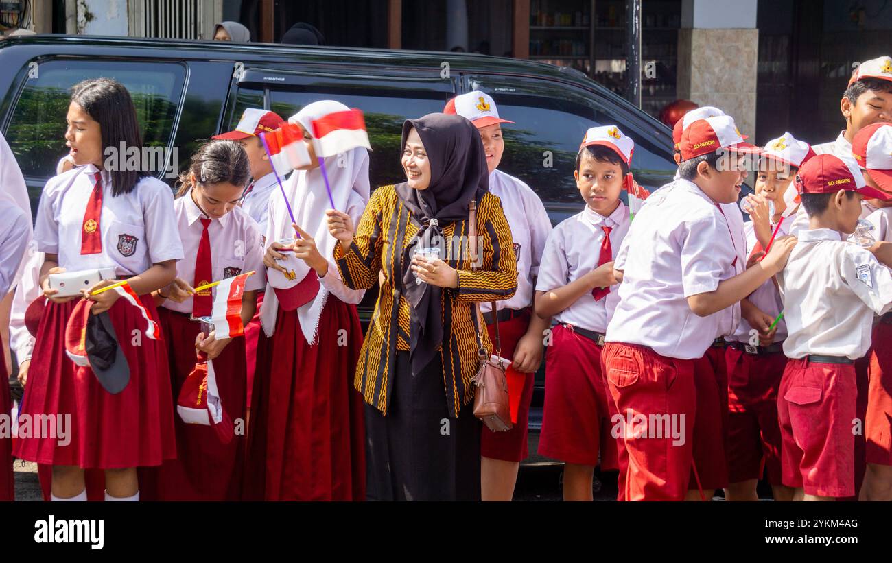 Indonesian elementary school students with uniform bring indonesian ...