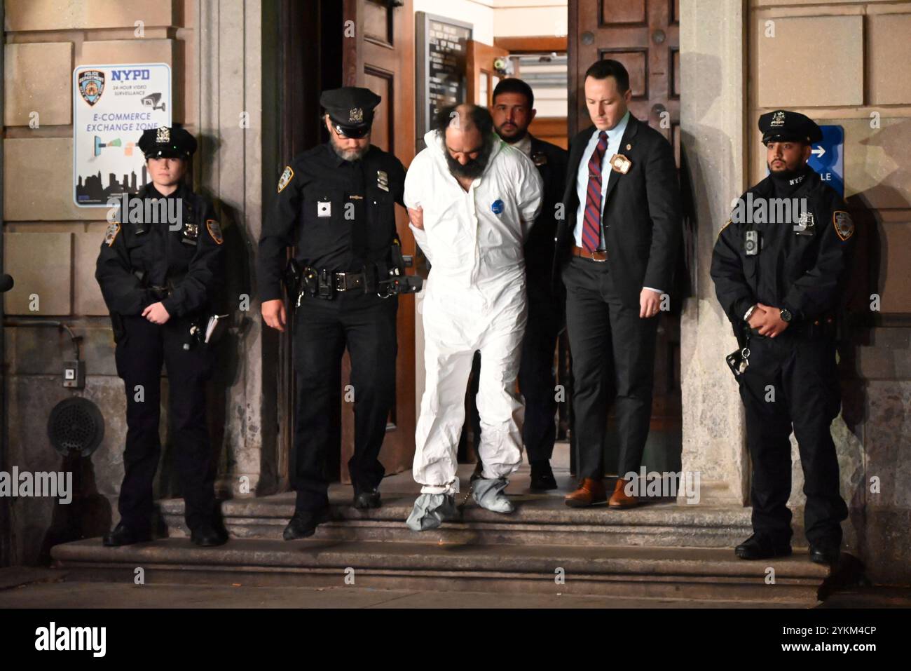Manhattan, New York, Deer. 18th Nov, 2024. 51-year-old man suspect ...