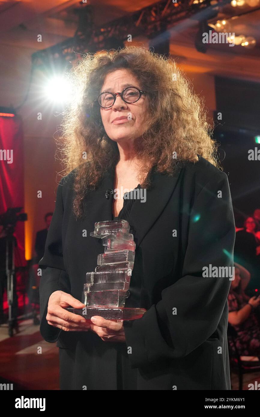 Toronto, Can. 18th Nov, 2024. Anne Michaels accepts the Giller Prize ...
