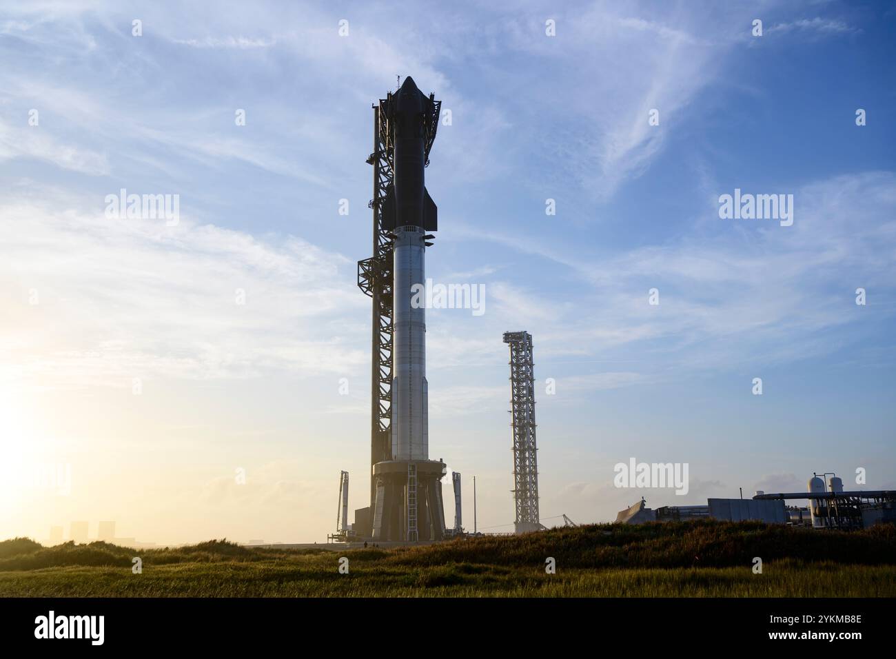 Super heavy booster 19 liftoff hi-res stock photography and images - Alamy