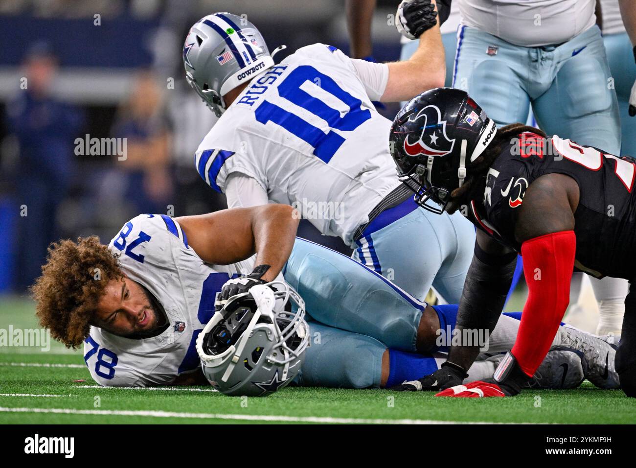 Dallas Cowboys tight end Jake Ferguson loses his helmet during a play ...
