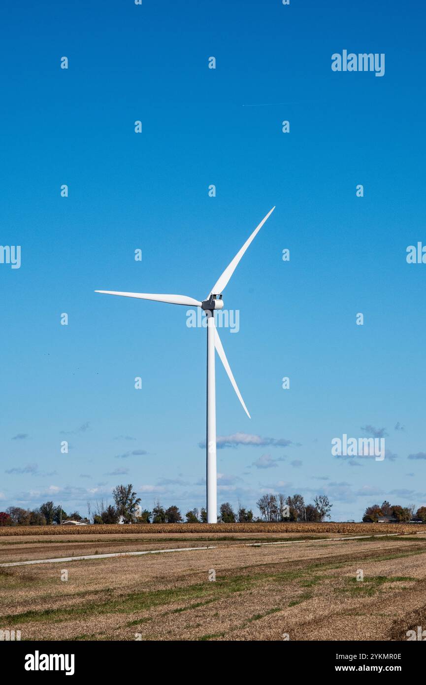 Wind turbine on farmland in Tilbury, Ontario, Canada Stock Photo - Alamy