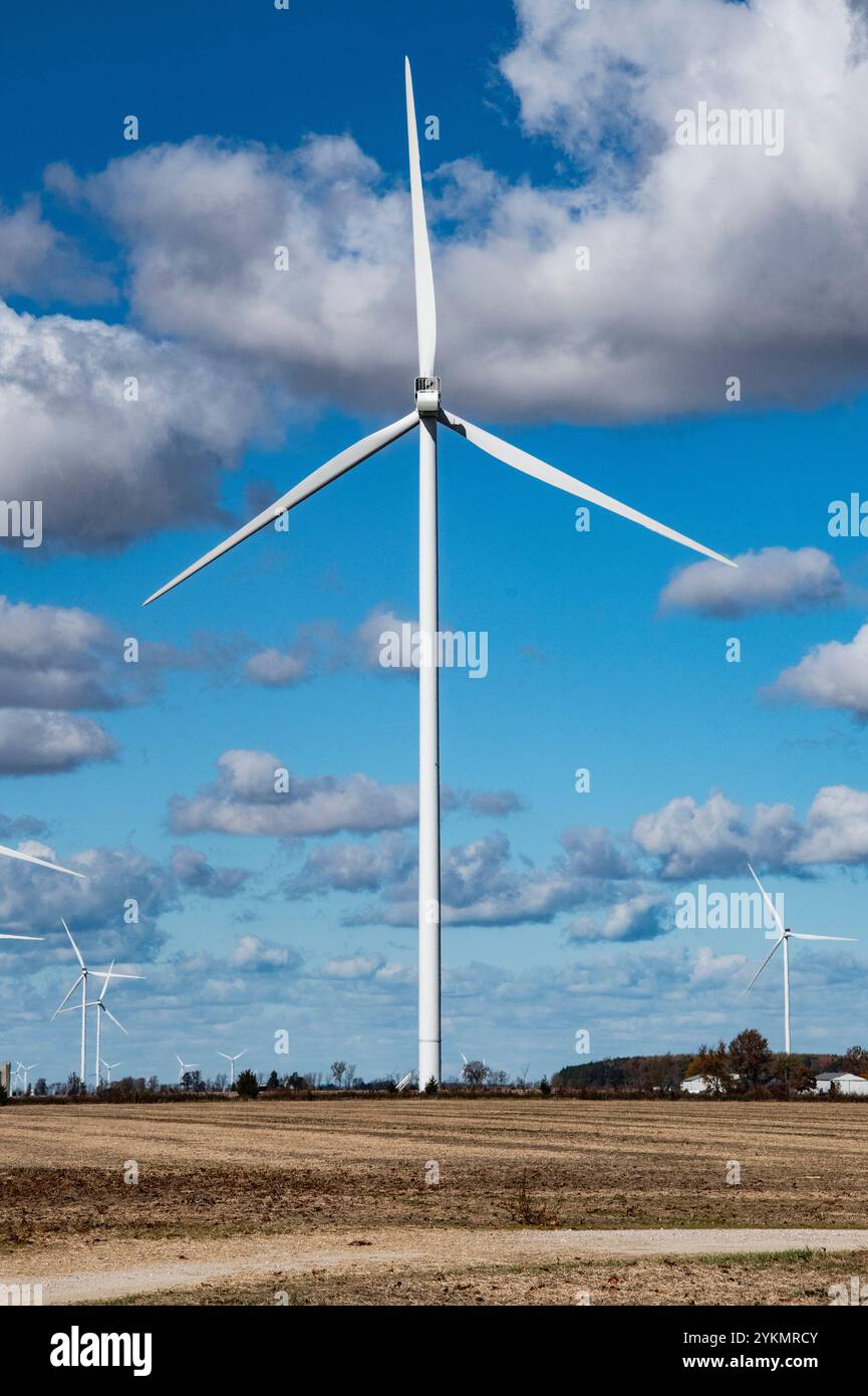Wind turbine on farmland in Tilbury, Ontario, Canada Stock Photo - Alamy