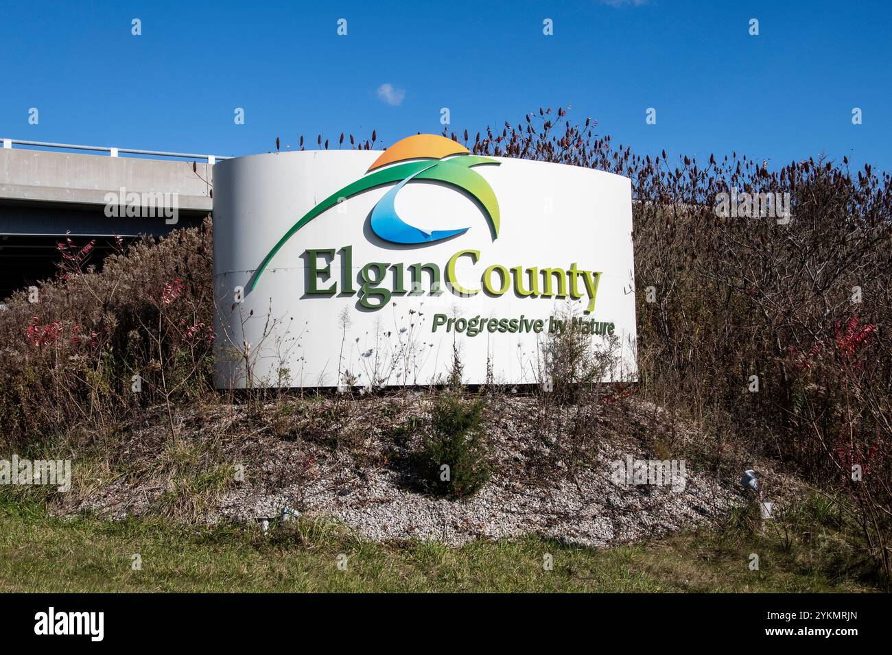 Welcome to Elgin County sign on 401 in Ontario Stock Photo - Alamy
