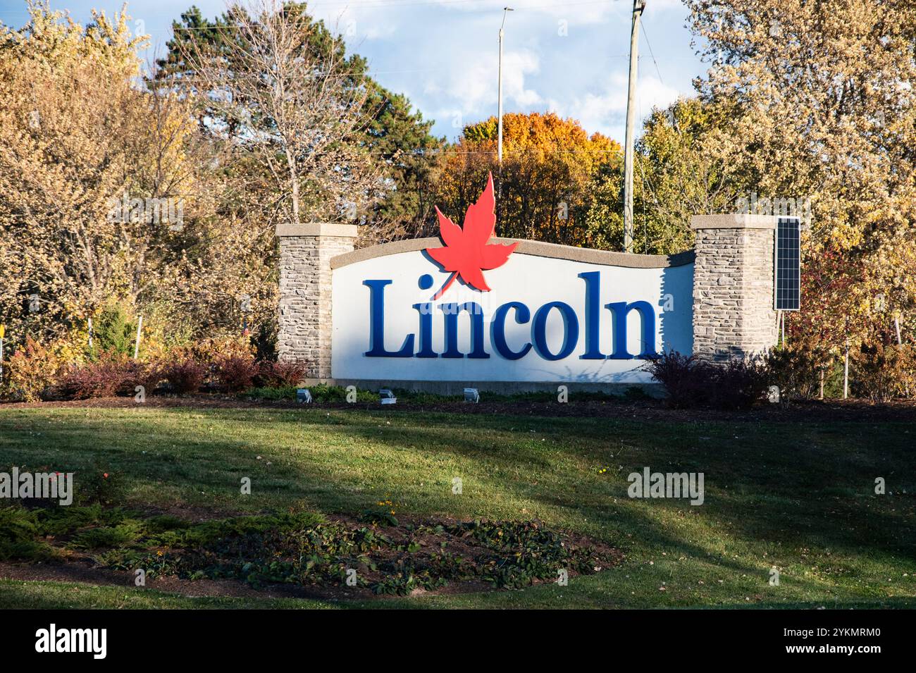 Welcome to Lincoln sign on the QEW in Ontario, Canada Stock Photo - Alamy
