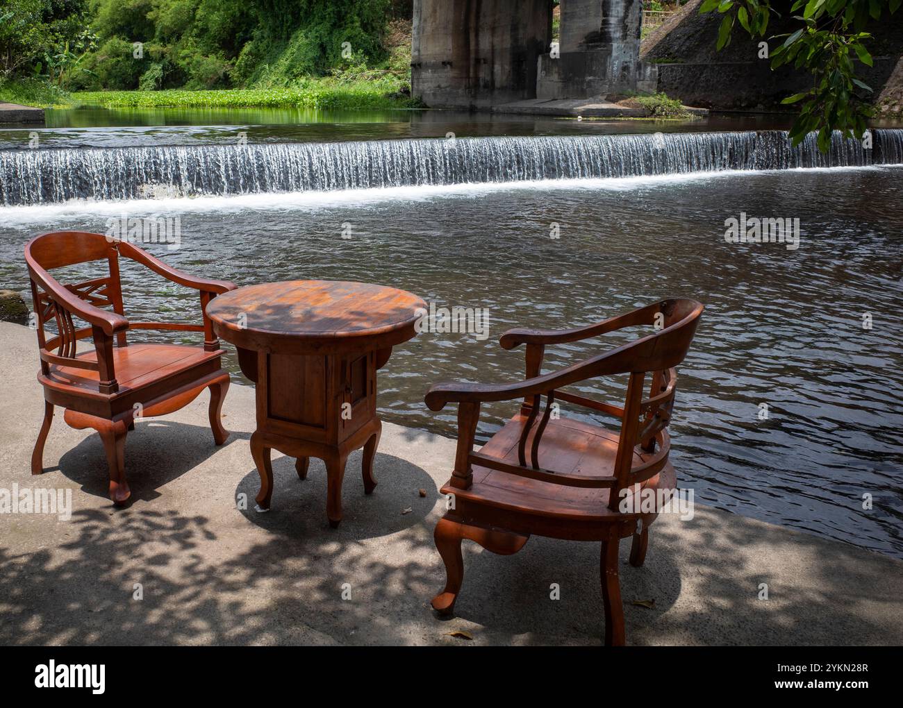 Riverbank seating hi-res stock photography and images - Alamy
