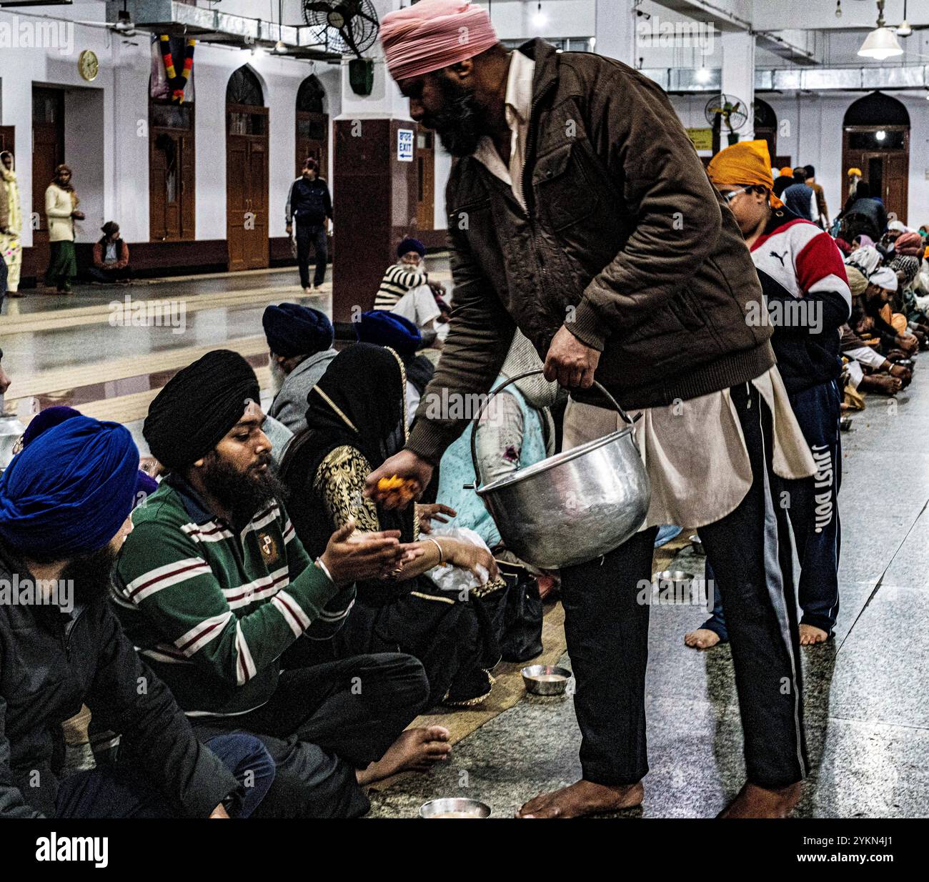 Kitchen langar in sikh gurdwara hi-res stock photography and images - Alamy
