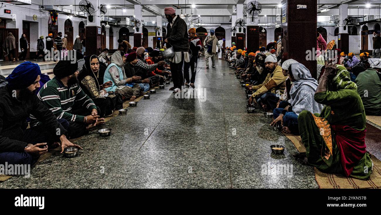 Sikh congregation hi-res stock photography and images - Alamy