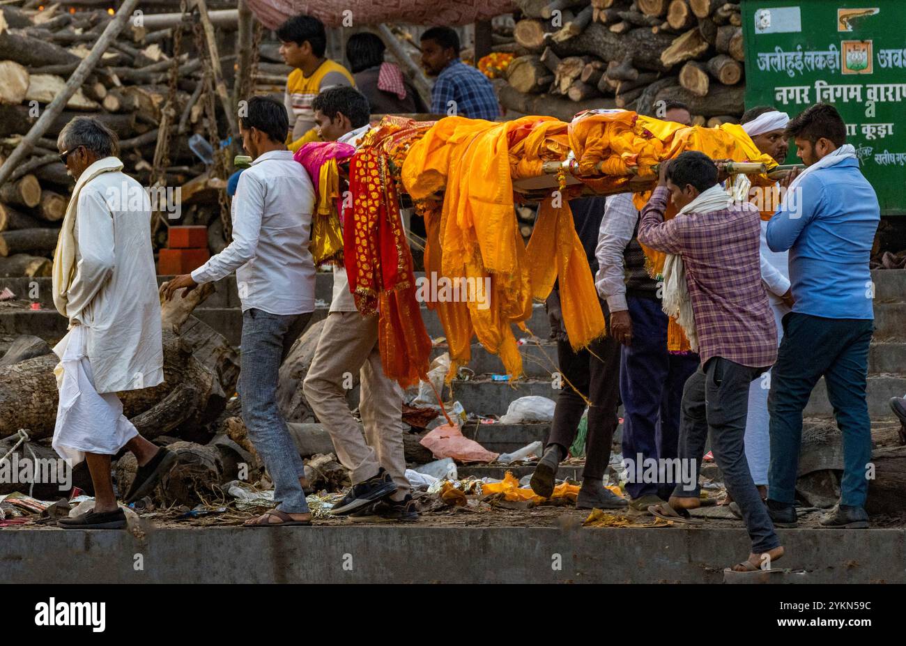 Group carries shrouded body at a traditional funeral along the ganges ...