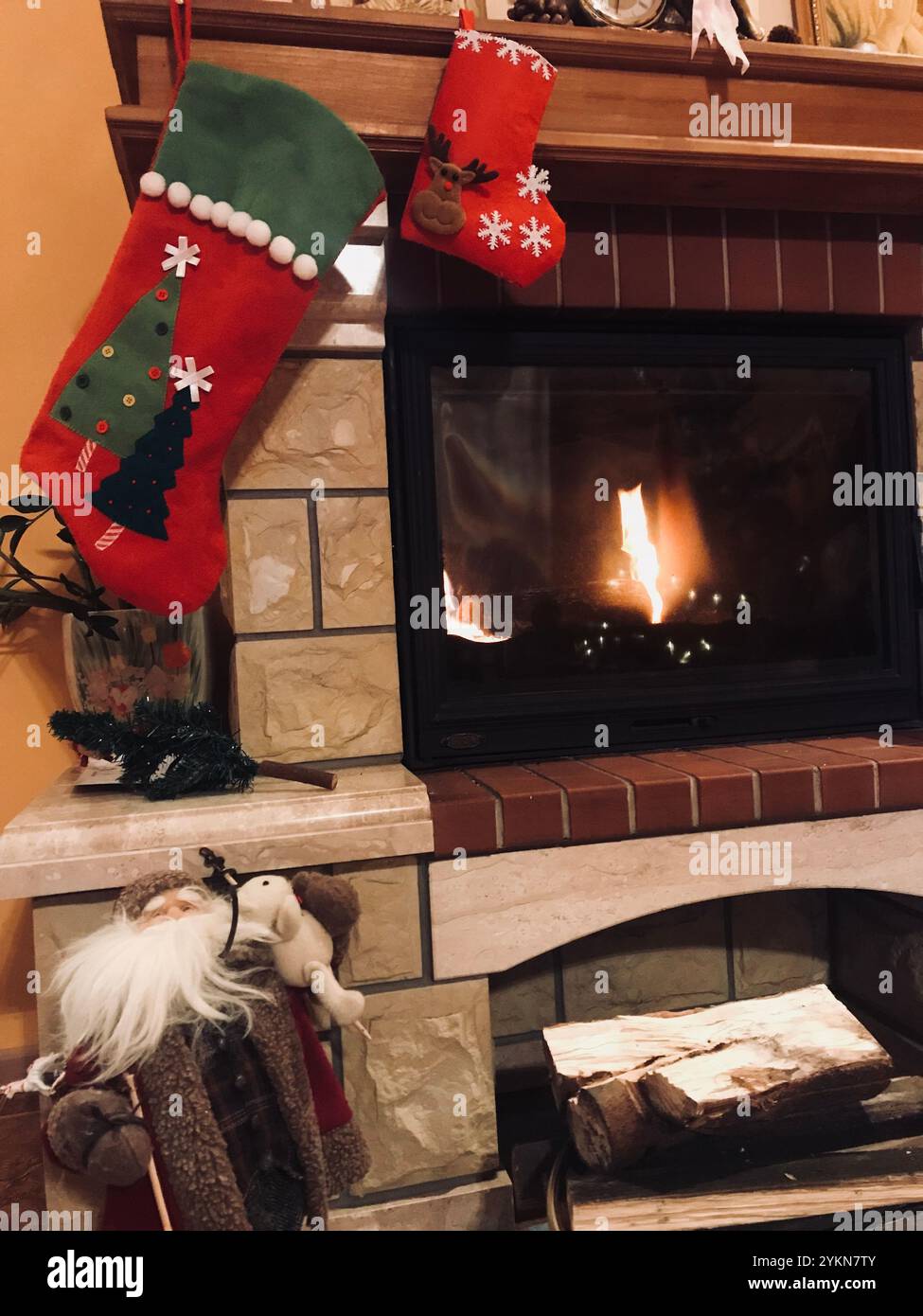 Cozy fireplace mantel scene hanging hi-res stock photography and images ...