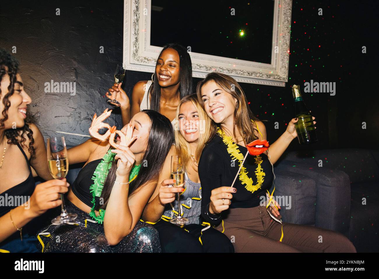 Girls dancing nightclub hi-res stock photography and images - Alamy