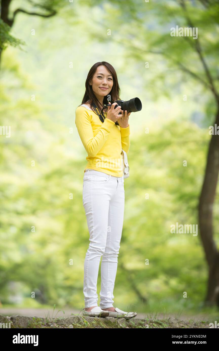 Woman taking a photo with an SLR camera Stock Photo - Alamy