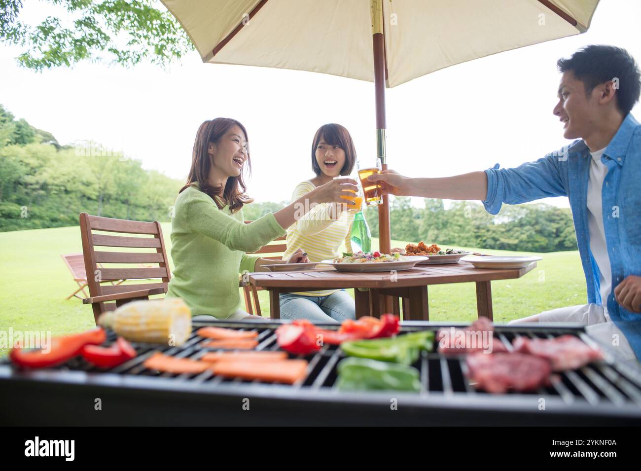 Young people barbecuing hi-res stock photography and images - Alamy